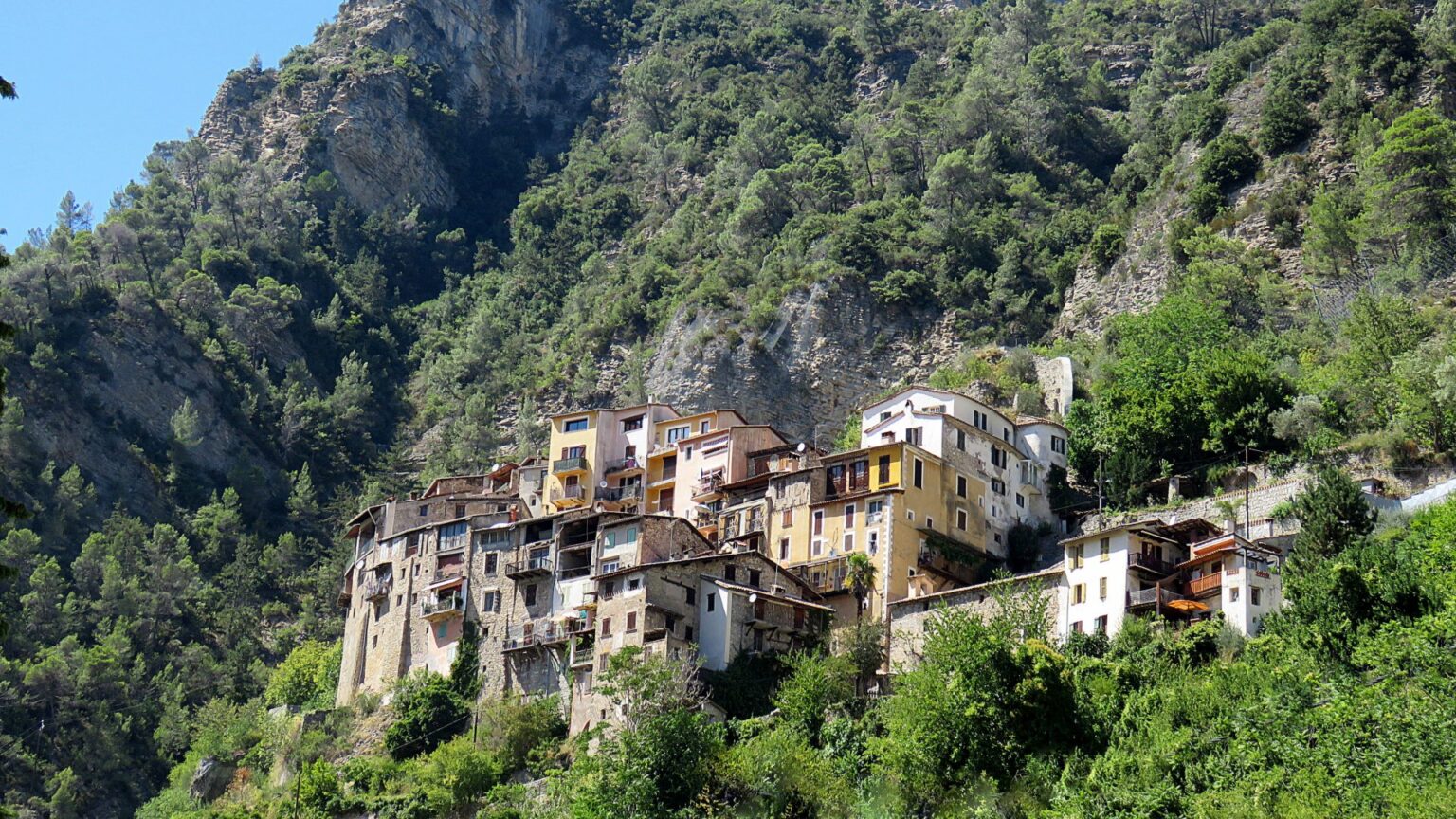 Touët sur Var : découverte du Haut Village et de ses portes peintes ...